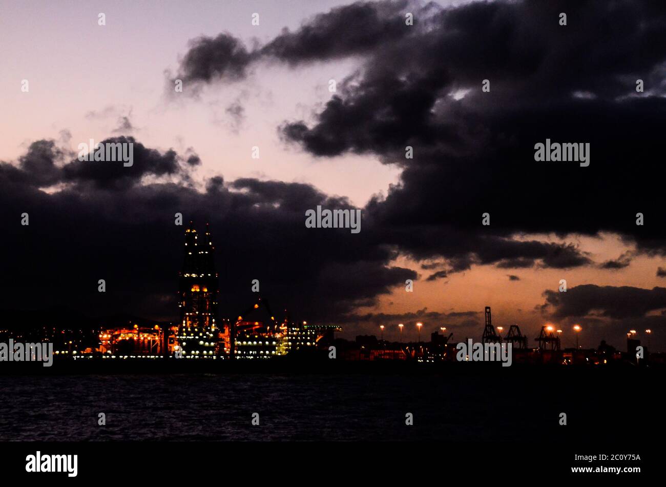 Oil Drilling Rig Silhouette Stock Photo - Alamy