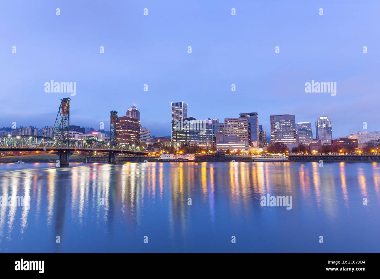 Portland oregon waterfront blue sky hi-res stock photography and images ...