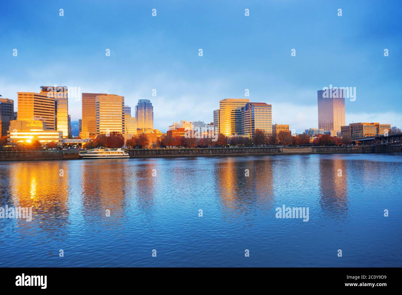Portland oregon waterfront blue sky hi-res stock photography and images ...