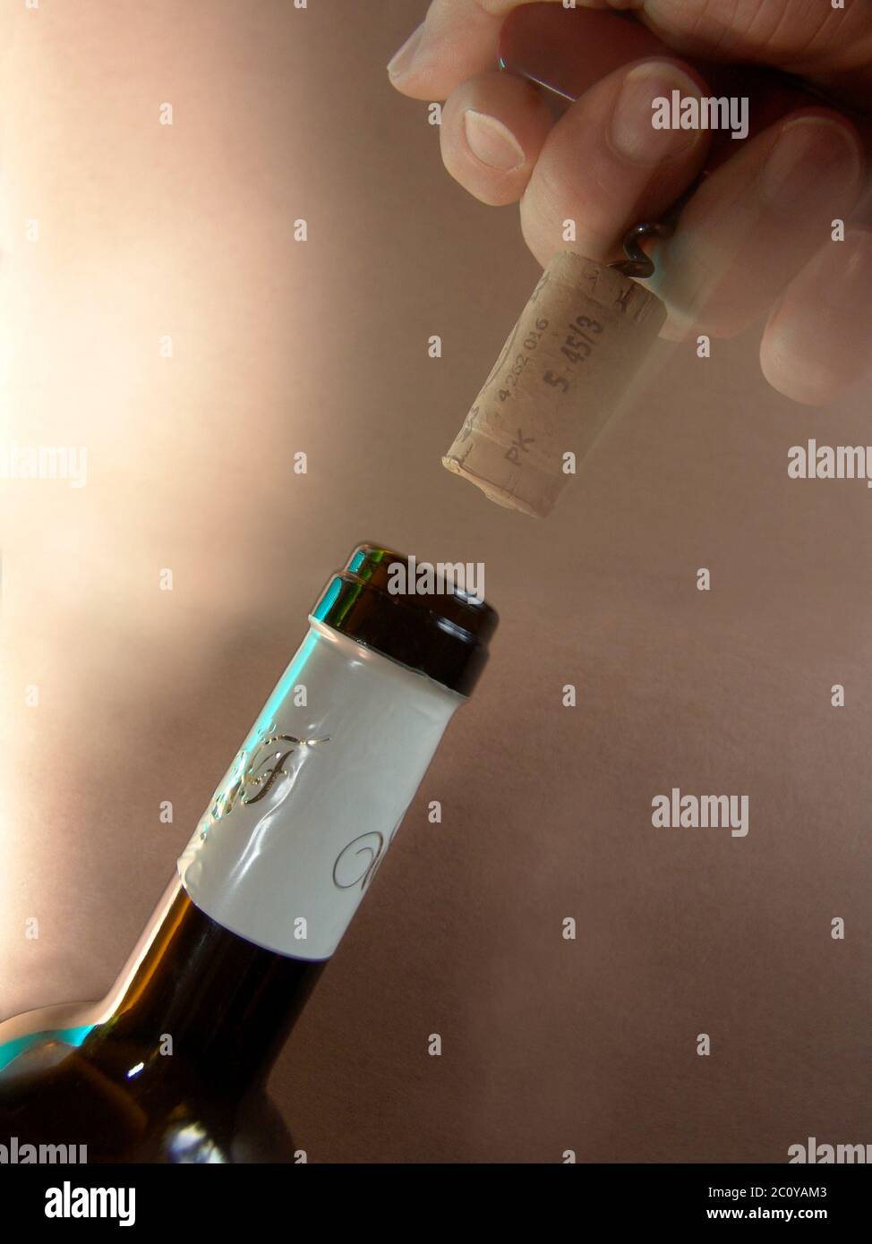 Open wine bottle hi-res stock photography and images - Alamy