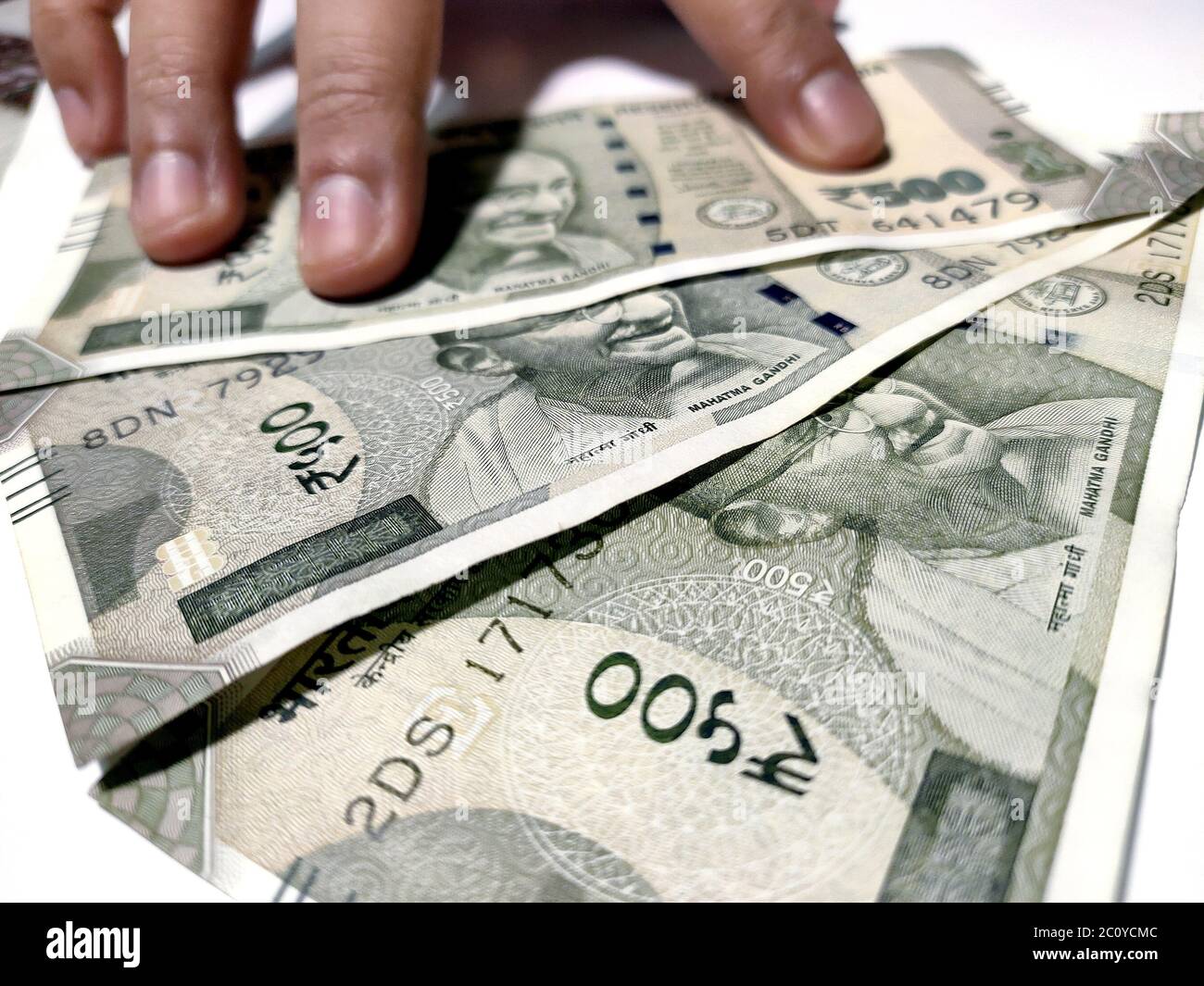 100 rupee note hi-res stock photography and images - Alamy