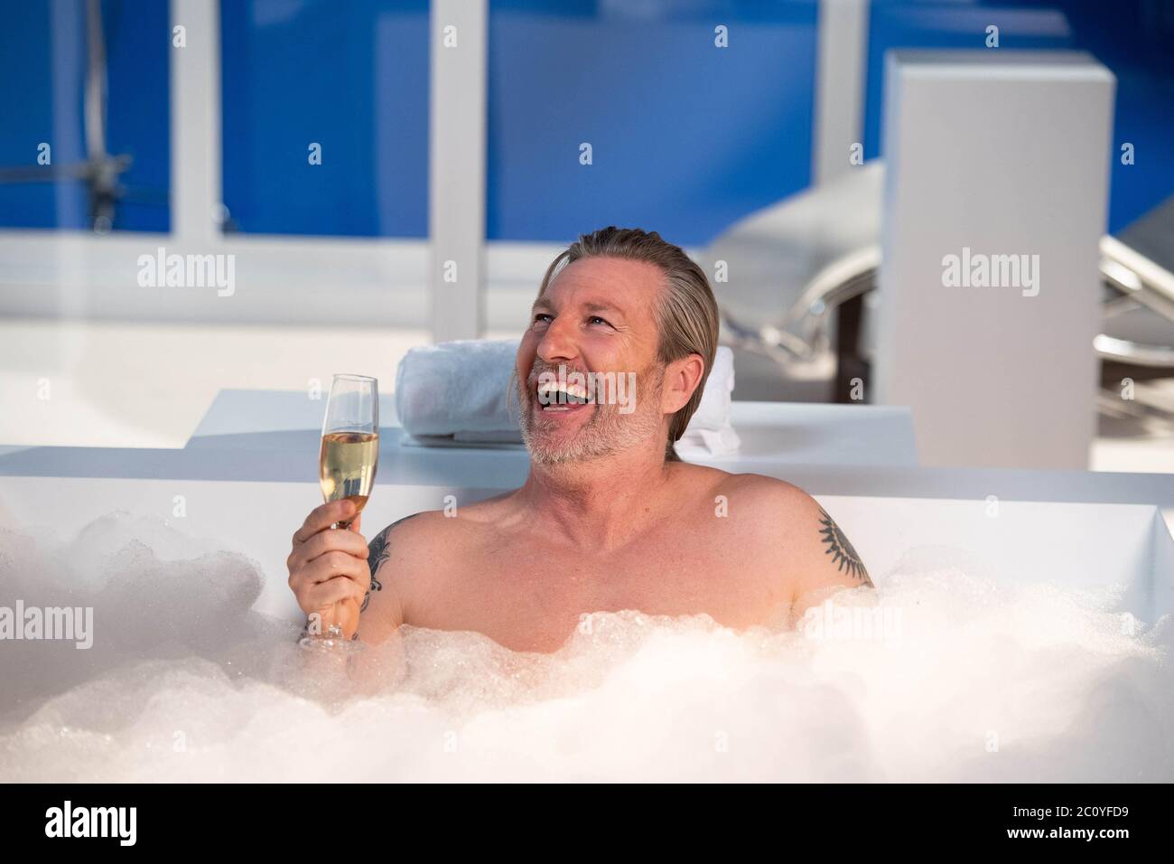 He re creates infamous bath scene hi-res stock photography and images ...