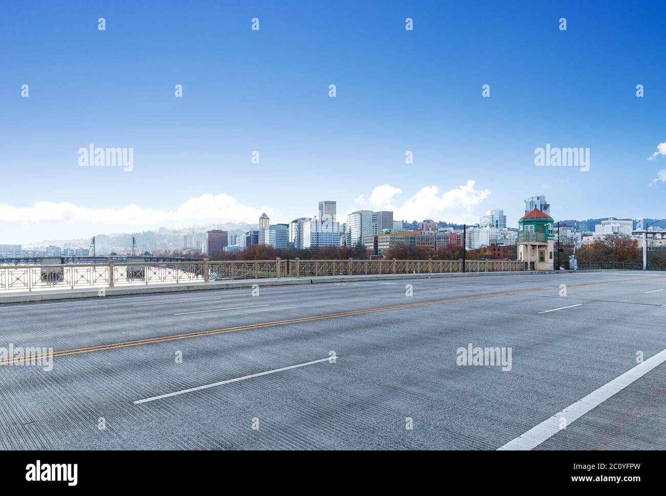 Portland oregon waterfront blue sky hi-res stock photography and images ...