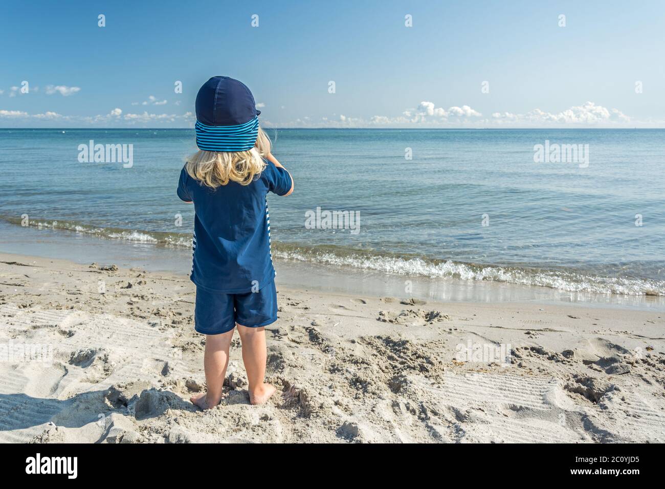 Child looking at ocean hi-res stock photography and images - Alamy