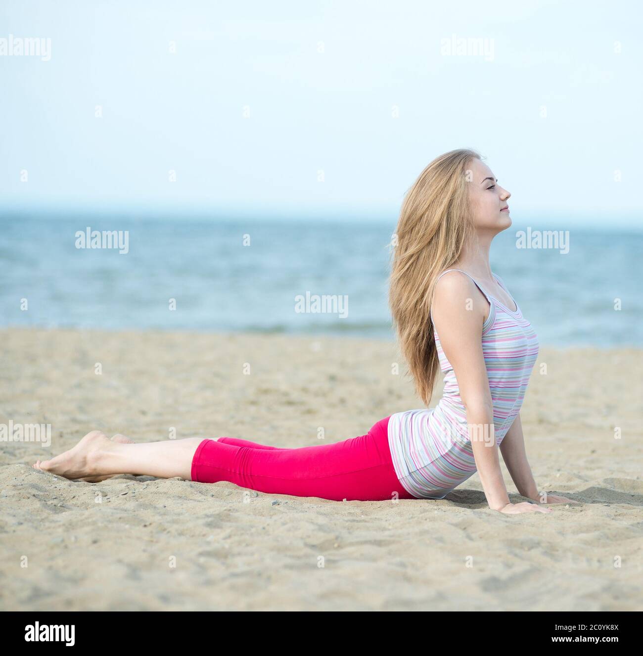 Lady at ocean hi-res stock photography and images - Alamy