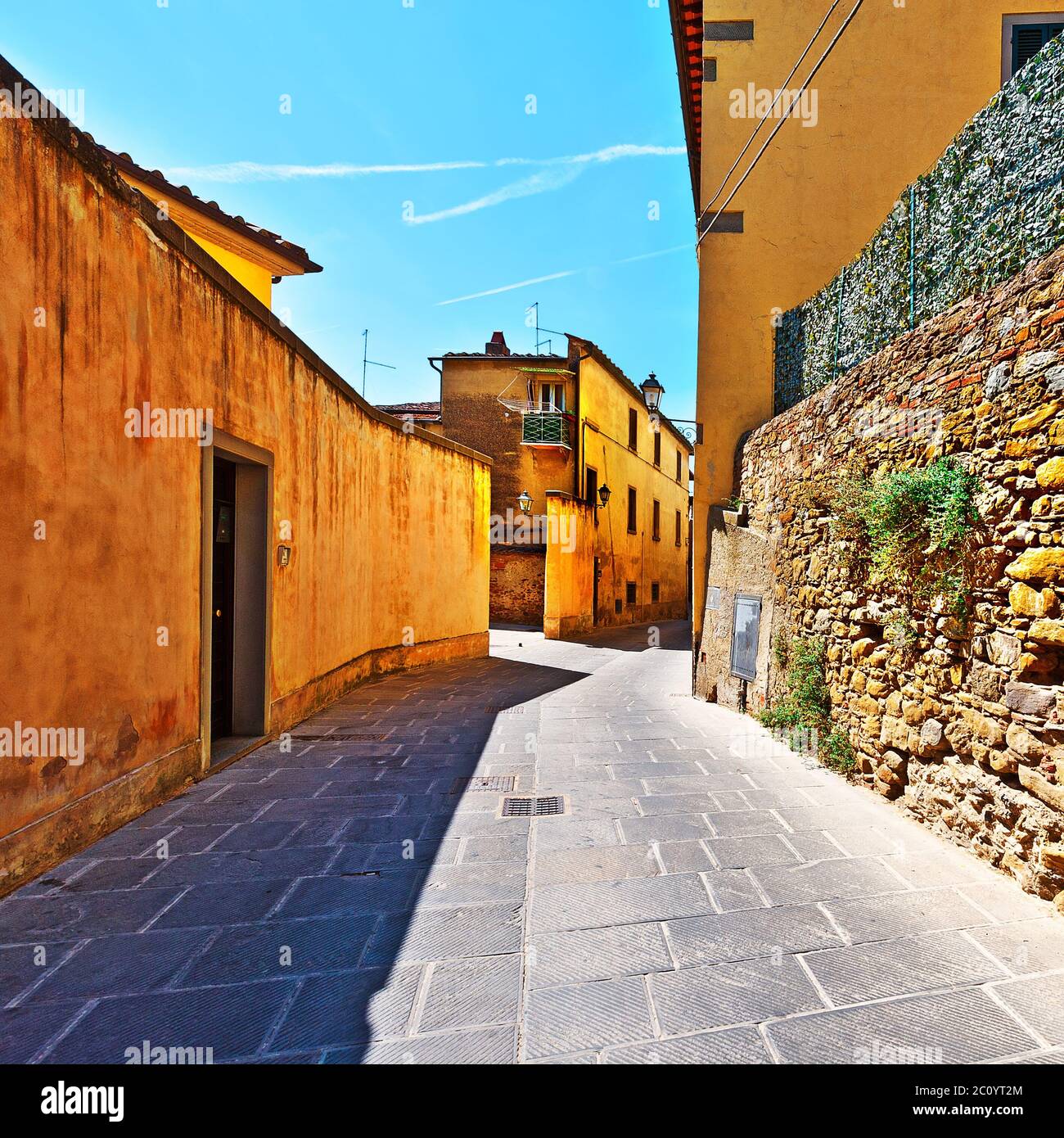 Alley narrow hi-res stock photography and images - Alamy