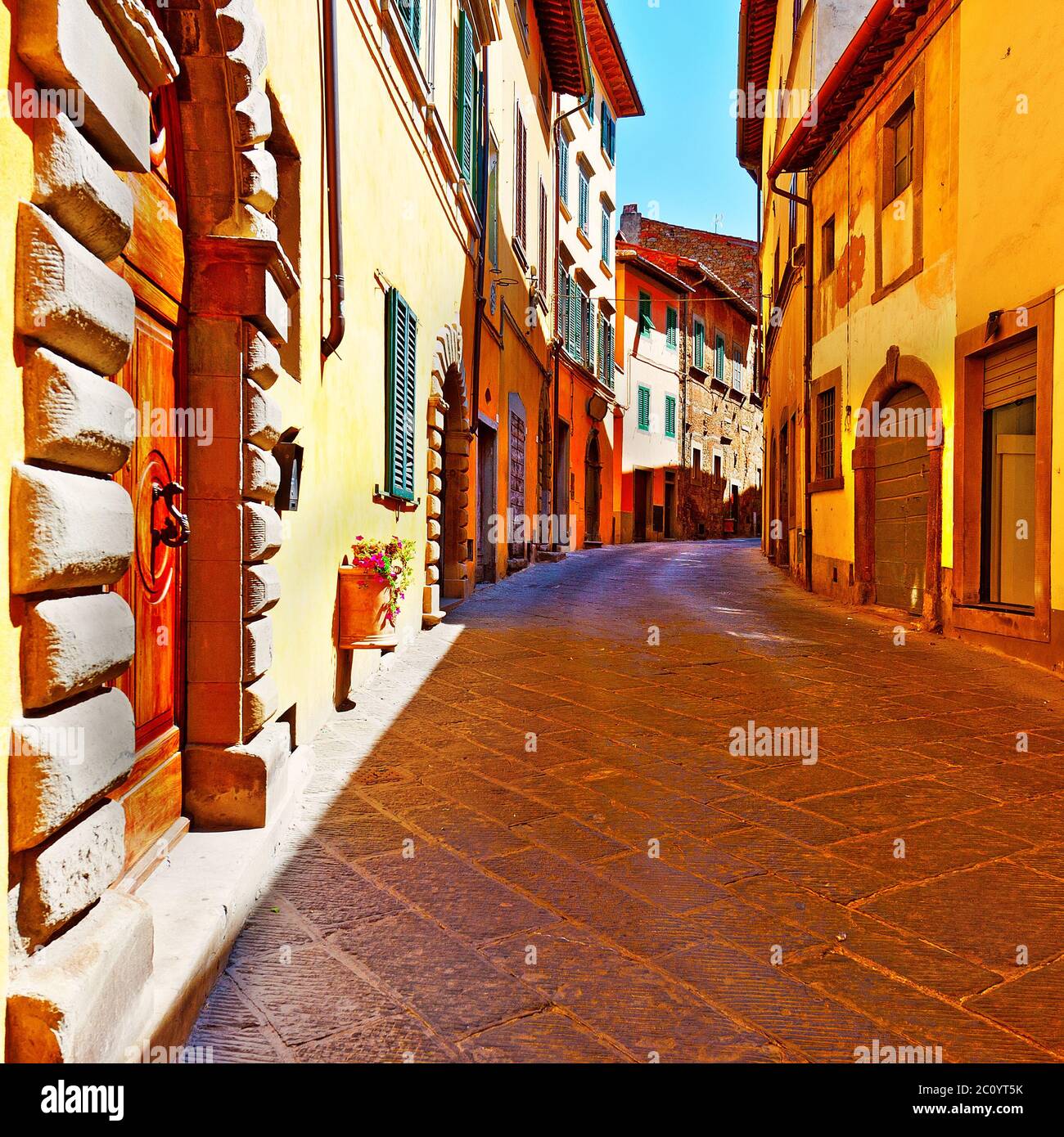 Narrow alley cobblestone pavement hi-res stock photography and images ...