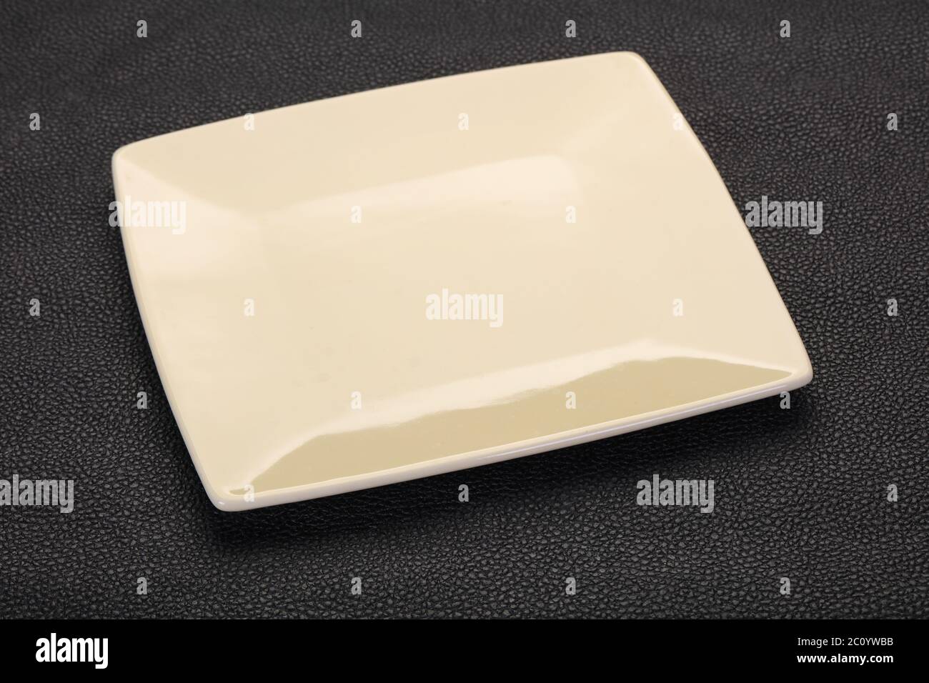 Empty ceramic plate over black background Stock Photo - Alamy
