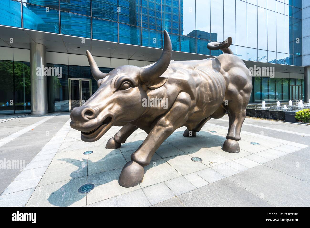 Bronze bull statue hi-res stock photography and images - Alamy