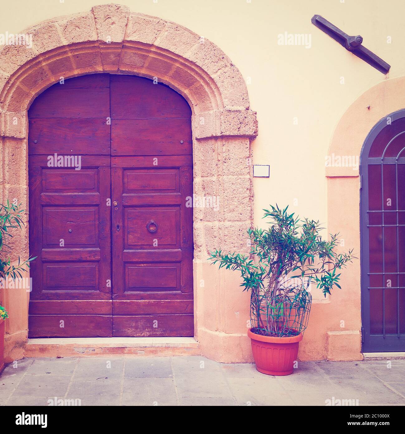 Italian door hi-res stock photography and images - Alamy