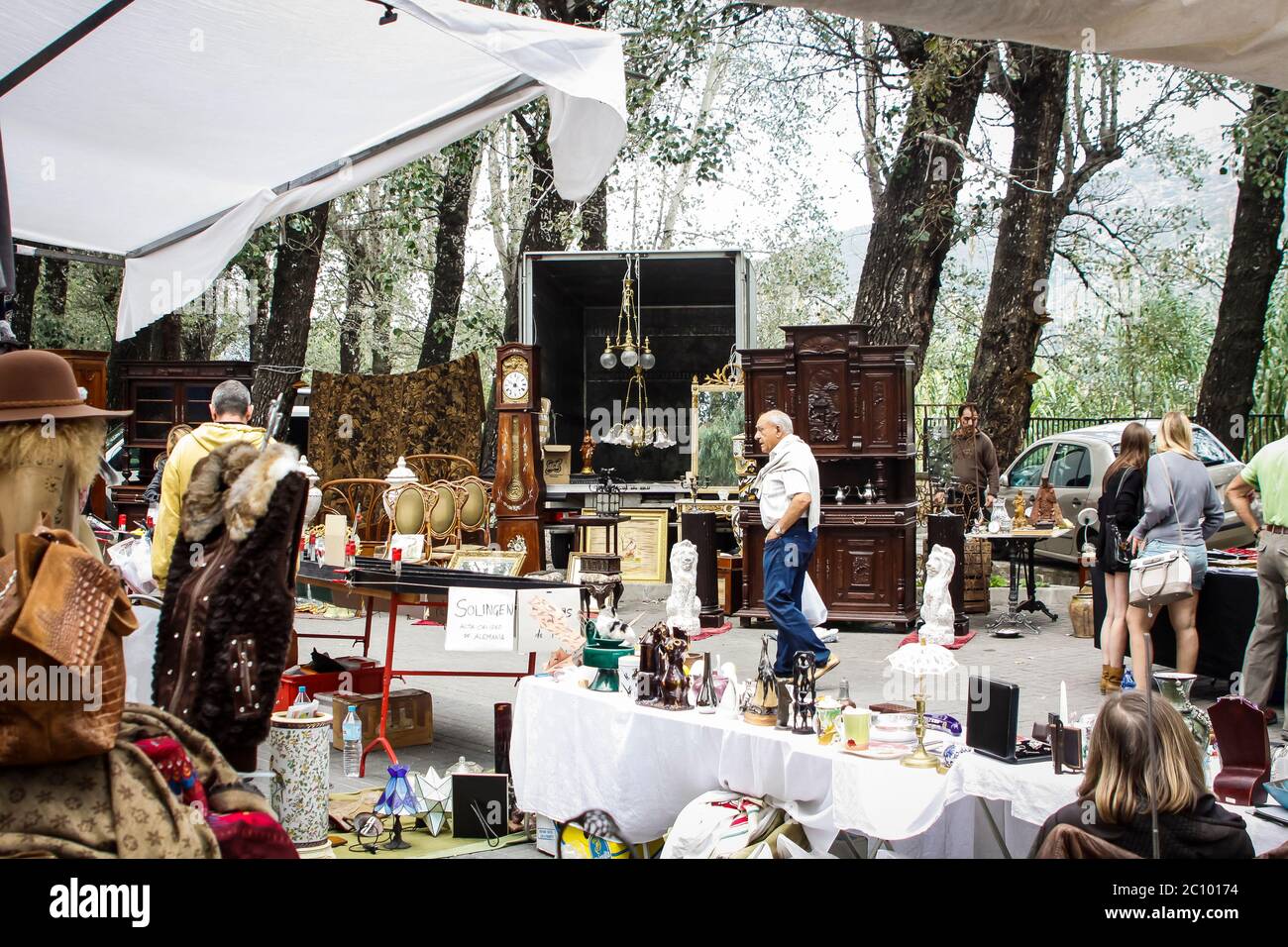 People browsing stalls at the Jalon flea market, Spain Stock Photo - Alamy