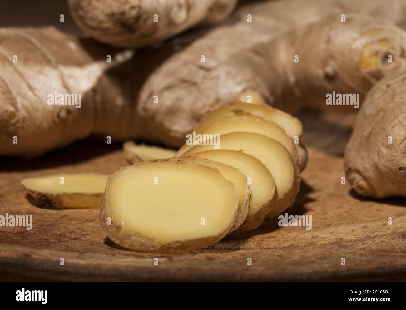 Ginger root sliced Stock Photo - Alamy