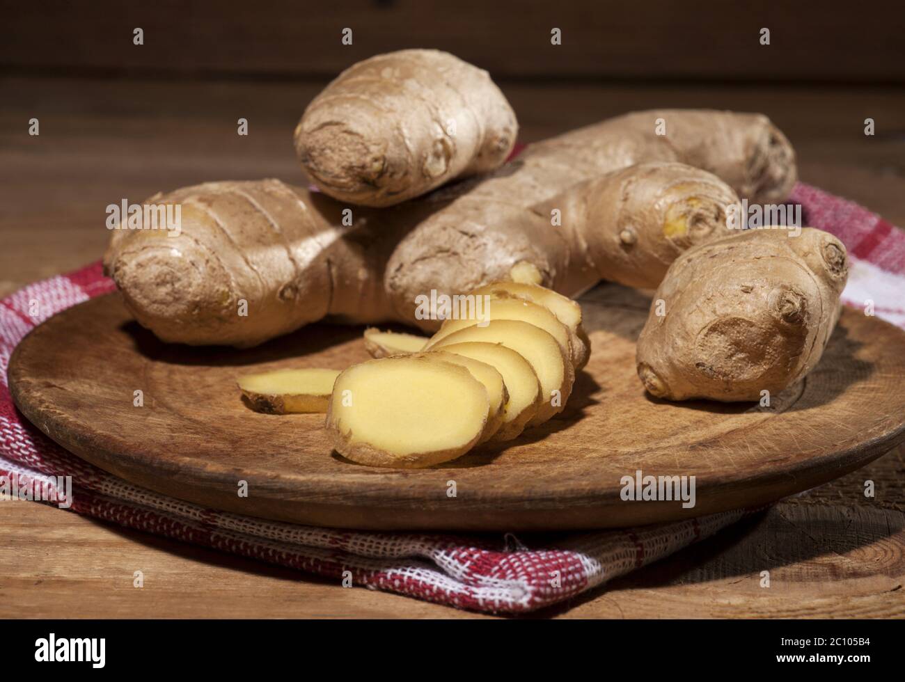 Ginger root sliced Stock Photo - Alamy