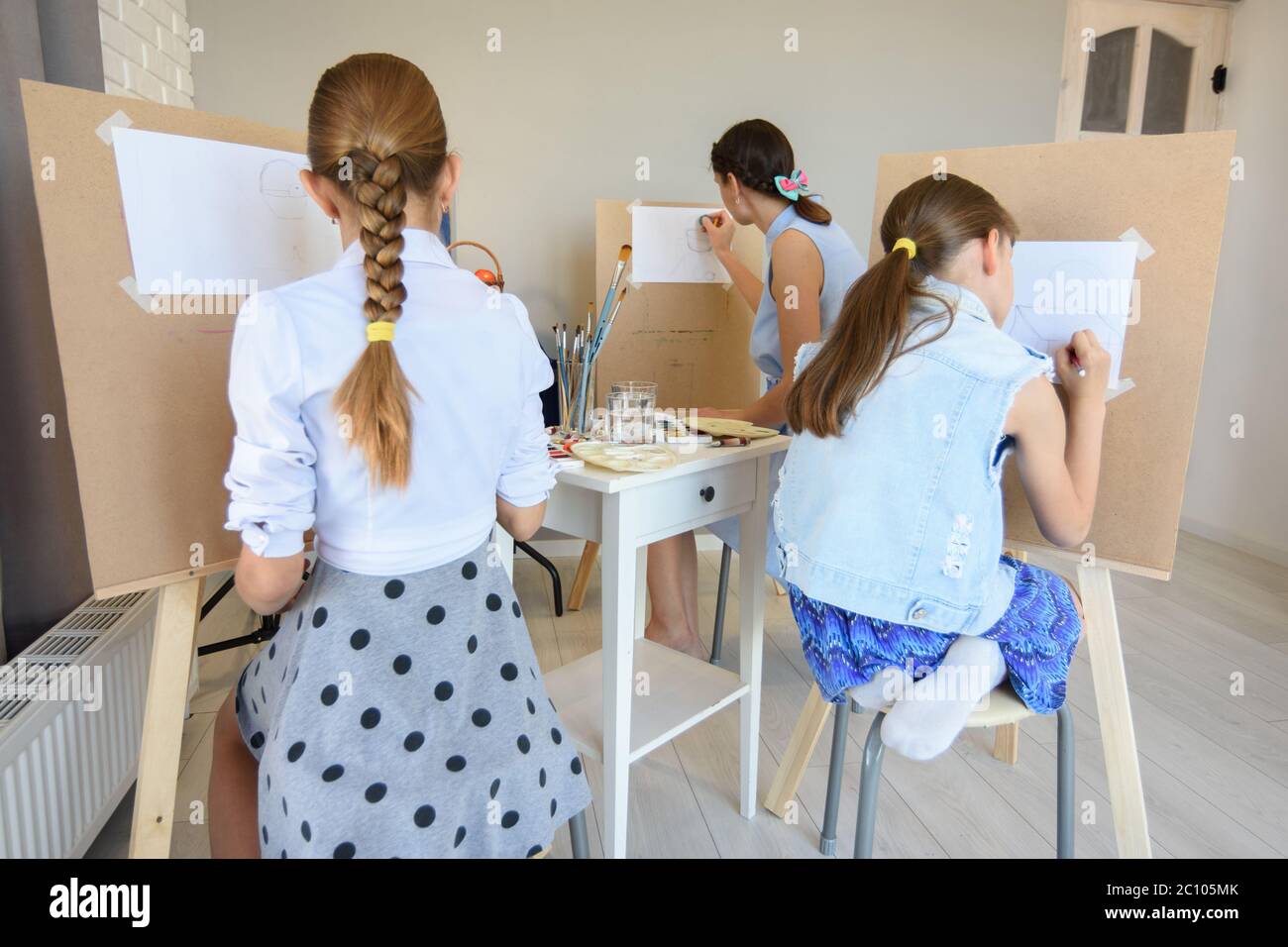 group of people draw still life on easels Stock Photo - Alamy