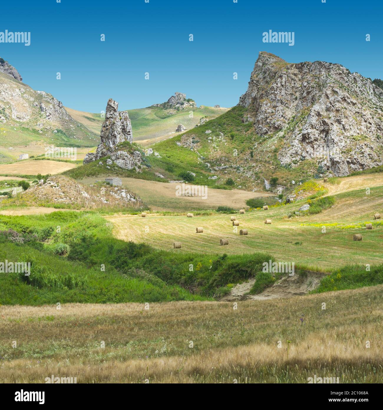 Grassland with rocky landscape hi-res stock photography and images - Alamy