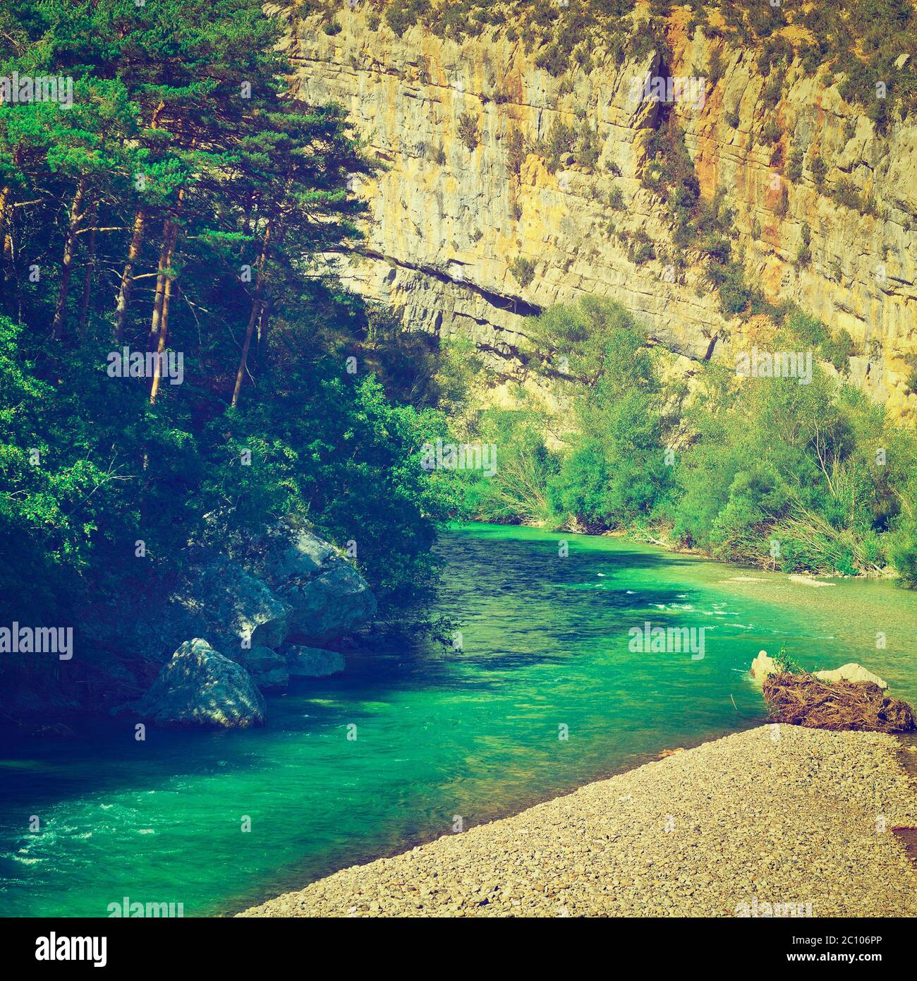 Pebbles river splash hi-res stock photography and images - Alamy
