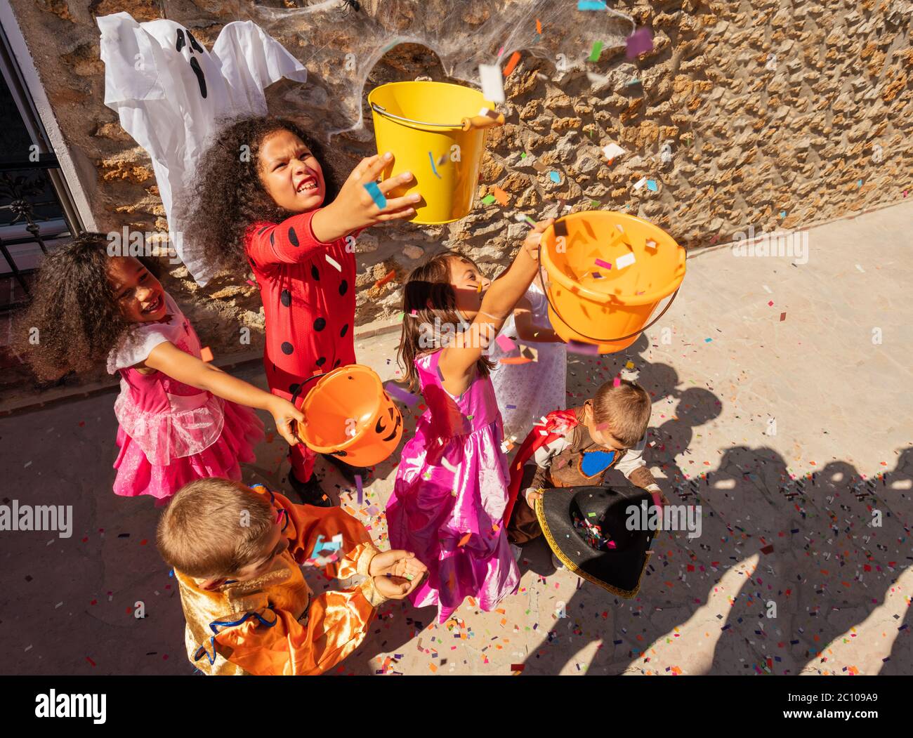 Hands pumpkin candy bucket hi-res stock photography and images - Alamy