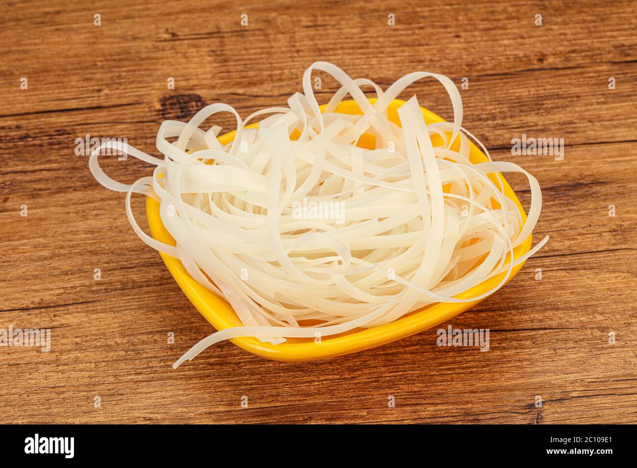 Boiled rice noodle ready for cooking Stock Photo - Alamy