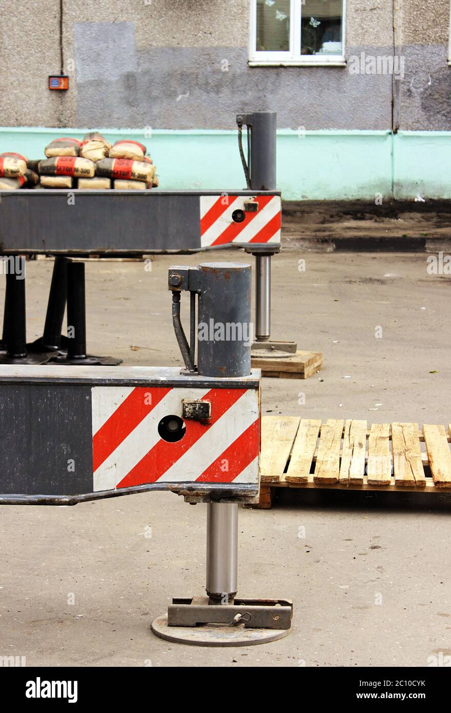 Truck outrigger stabilizing legs extended Stock Photo - Alamy