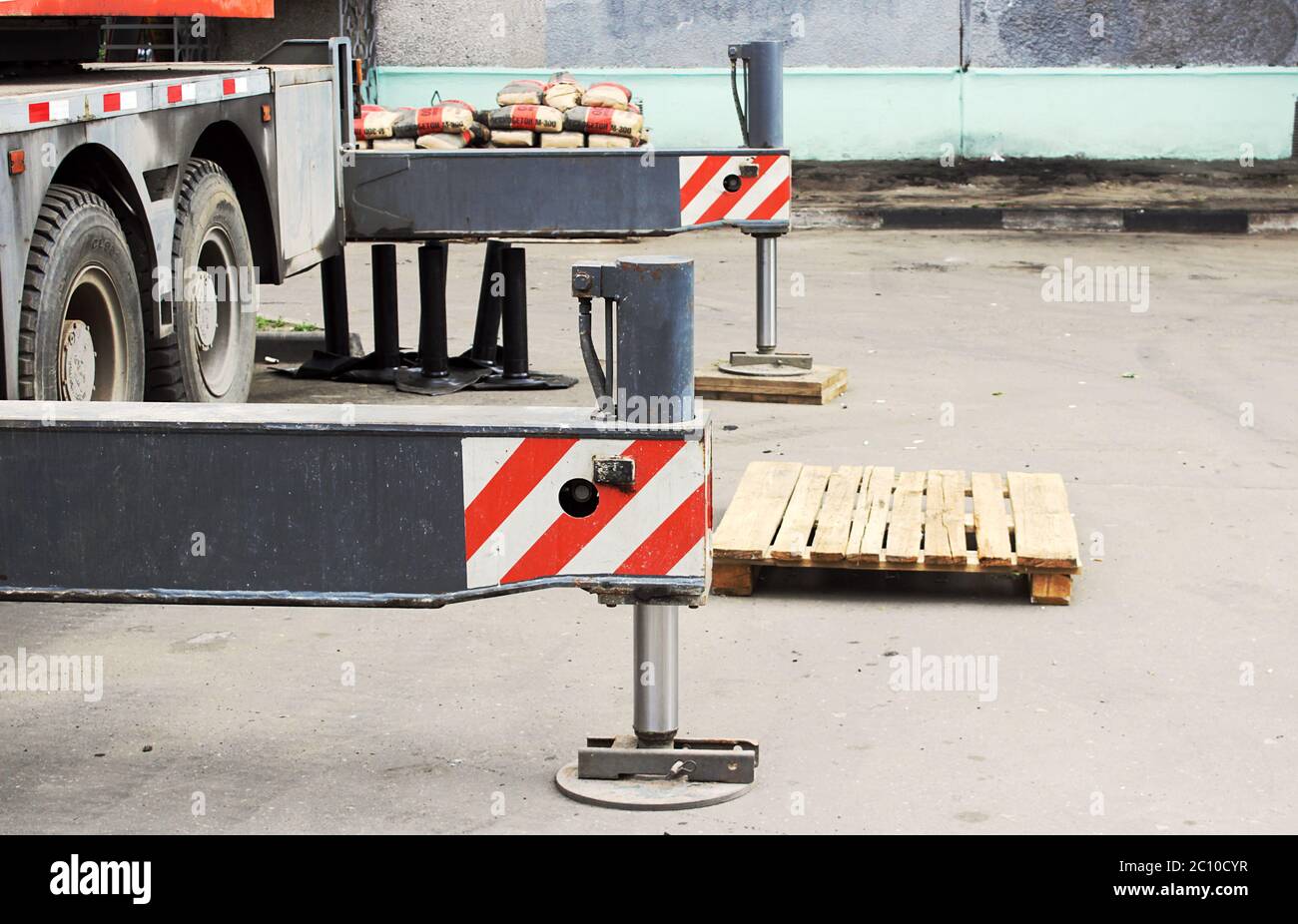 Truck outrigger stabilizing legs extended Stock Photo - Alamy