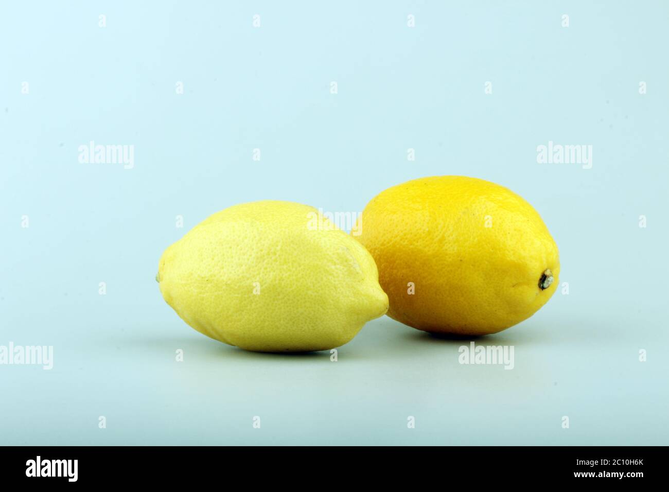 Two yellow lemons hi-res stock photography and images - Alamy