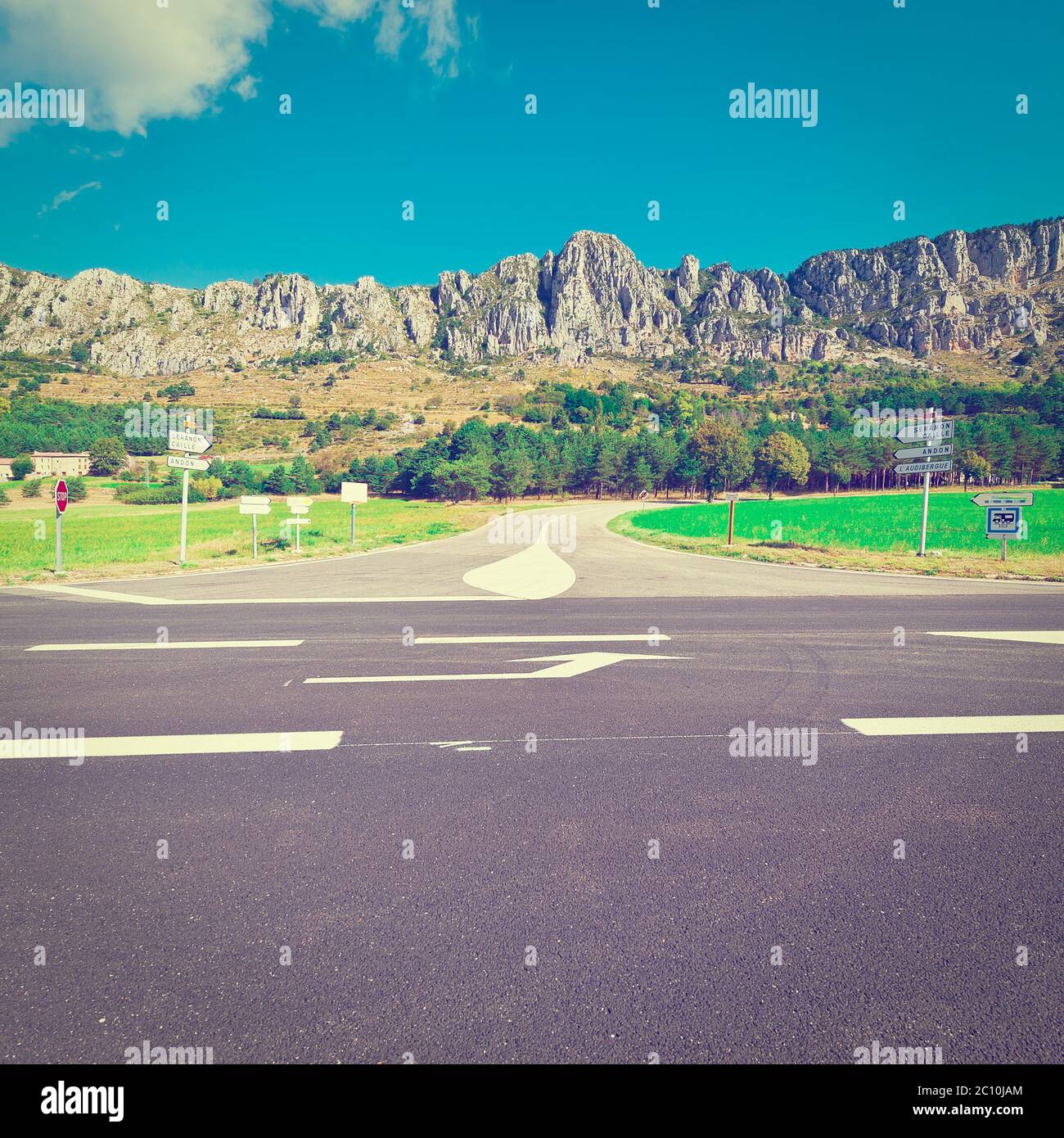 Rural crossroads hi-res stock photography and images - Alamy