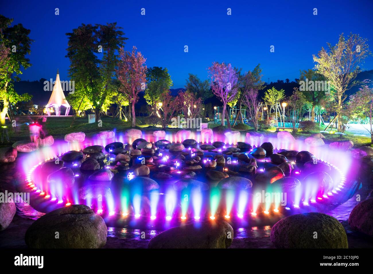 Round fountain hi-res stock photography and images - Alamy