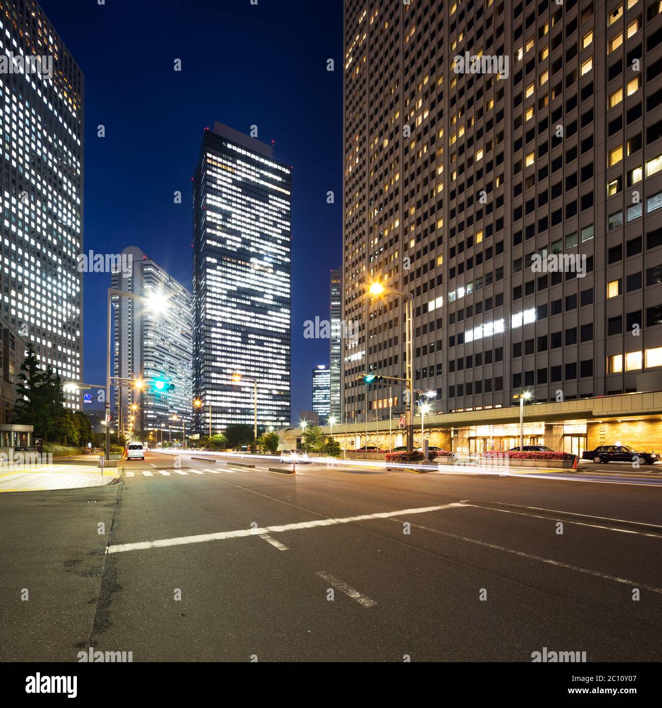traffic on road in downtown of tokyo at night Stock Photo - Alamy