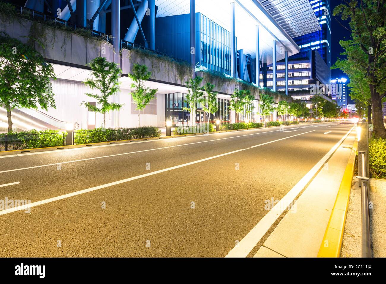 traffic on road in downtown of tokyo at night Stock Photo - Alamy