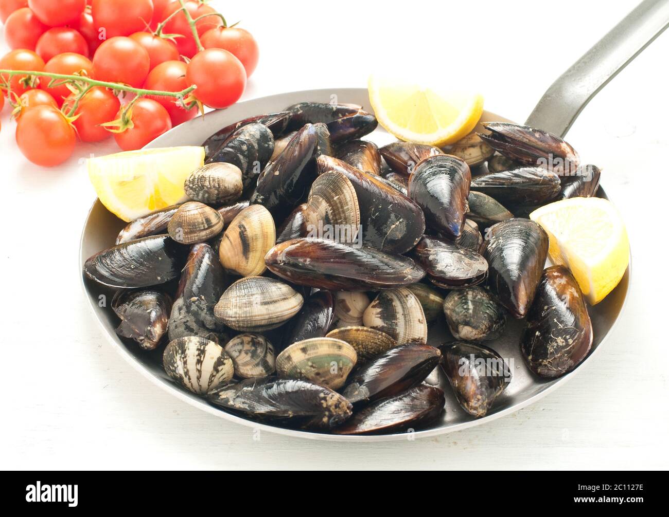 mussels cooked in a pan with garlic and tomato Stock Photo - Alamy