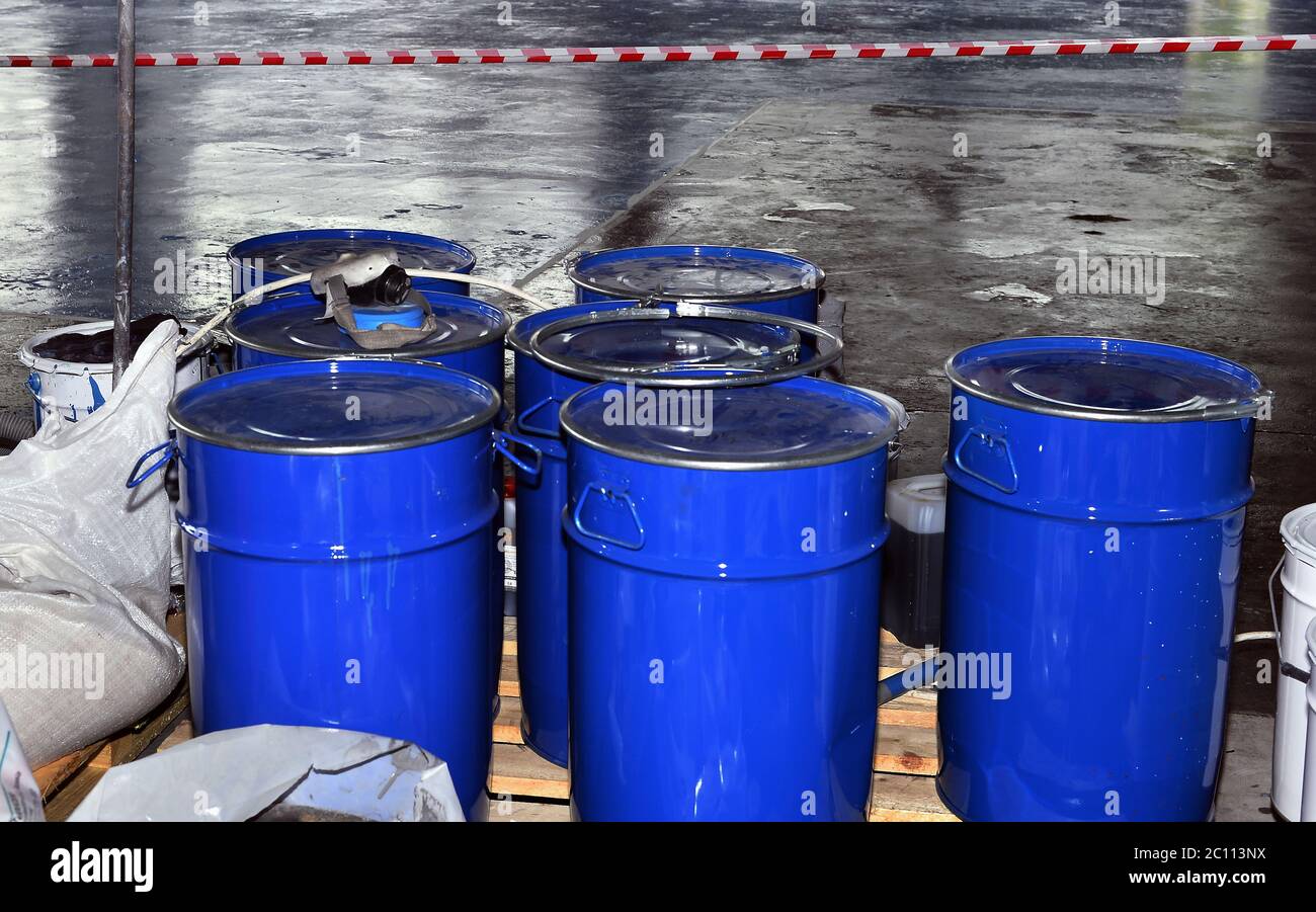 Drums of chemical production in the storage of waste Drums of chemical ...
