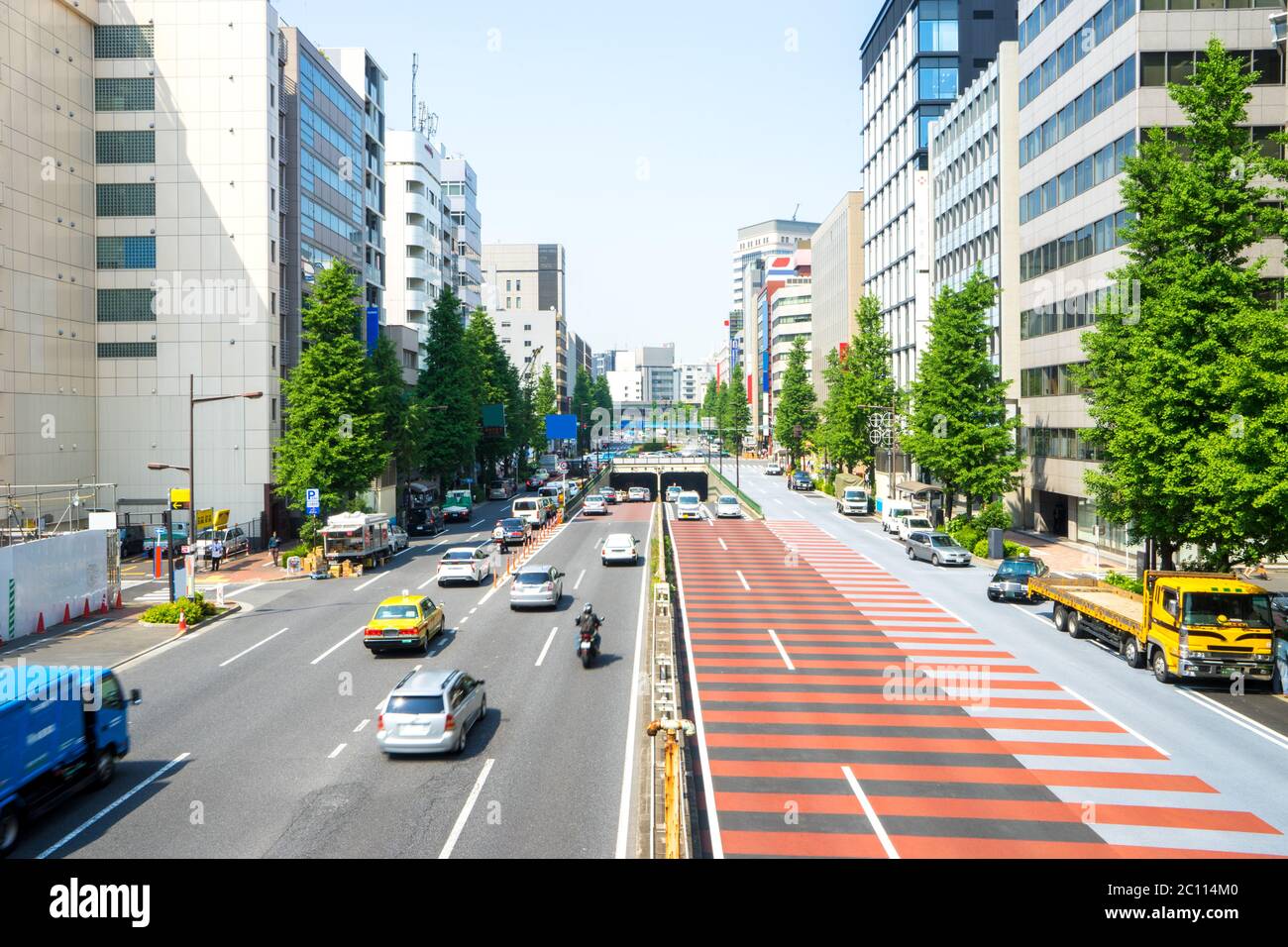 traffic on road in downtown of tokyo at night Stock Photo - Alamy