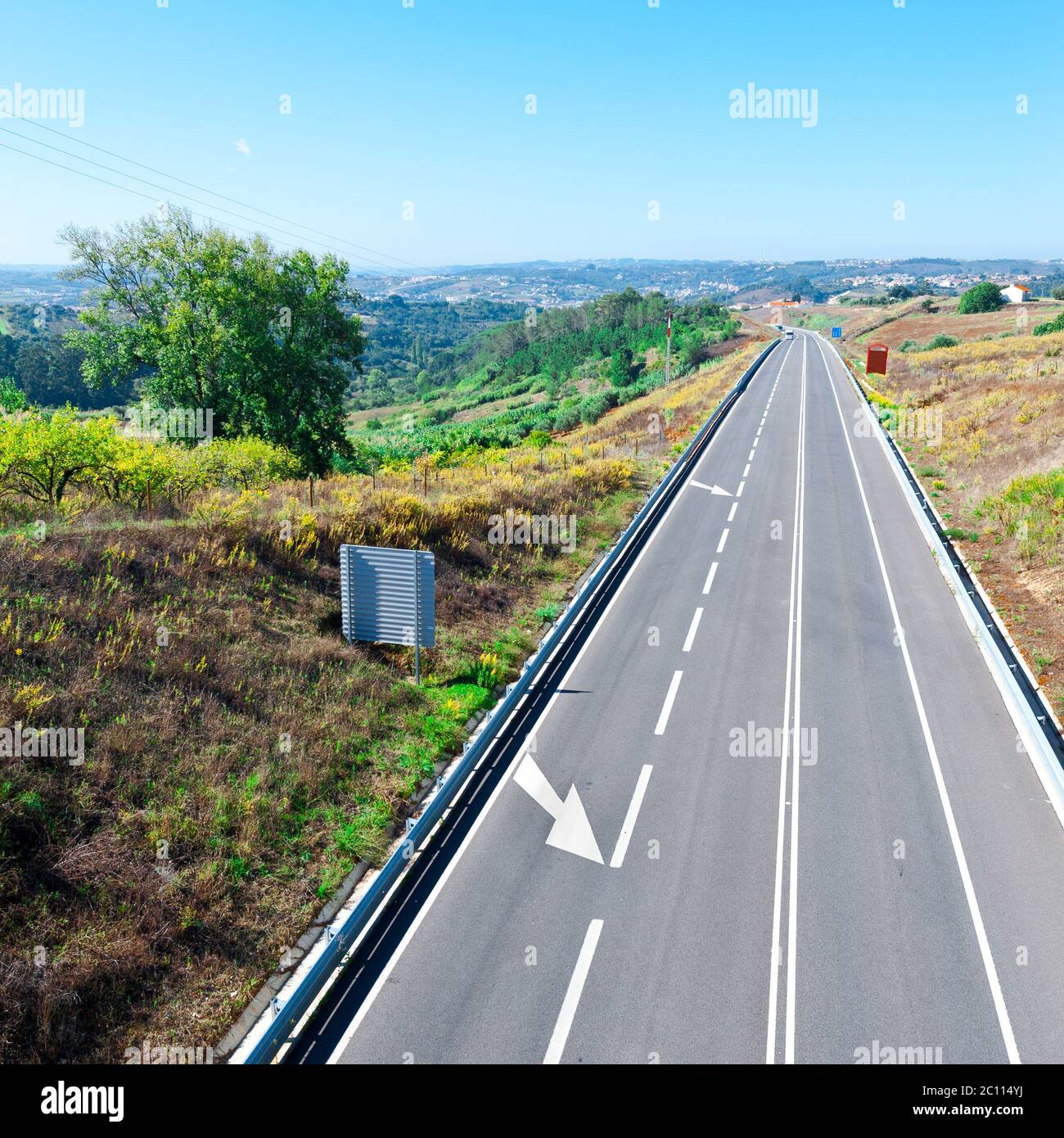 Straight road city hi-res stock photography and images - Alamy