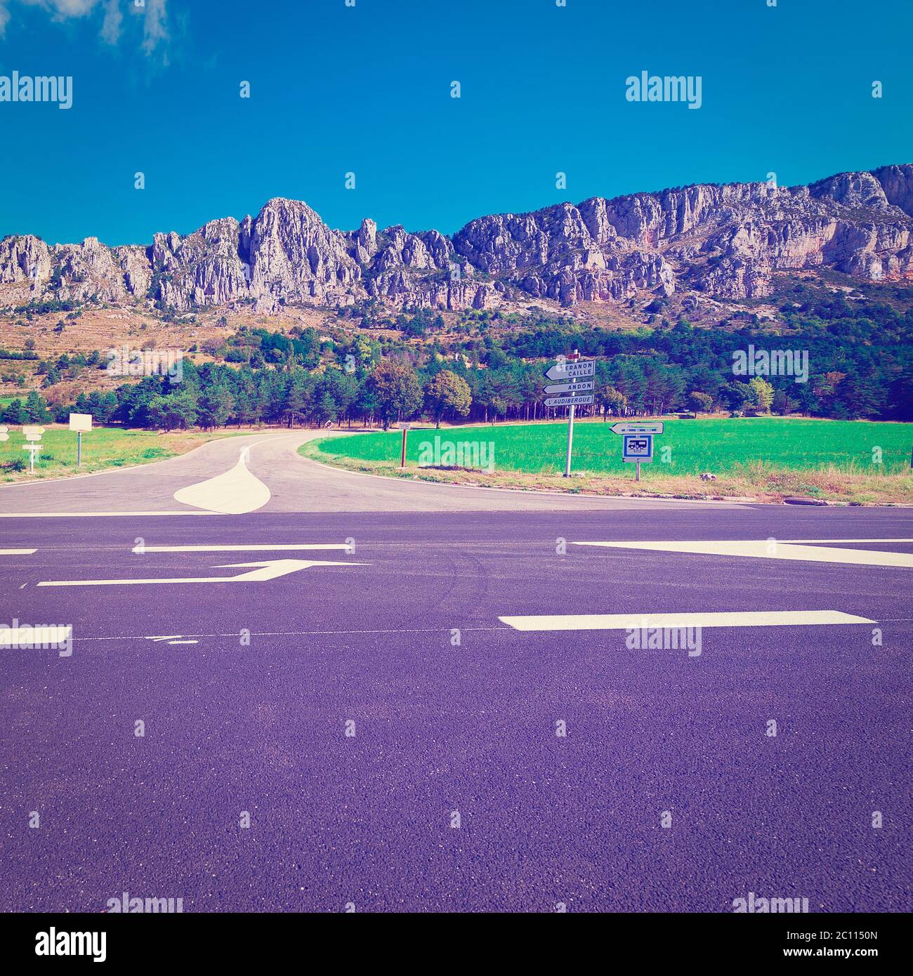Rural crossroads hi-res stock photography and images - Alamy