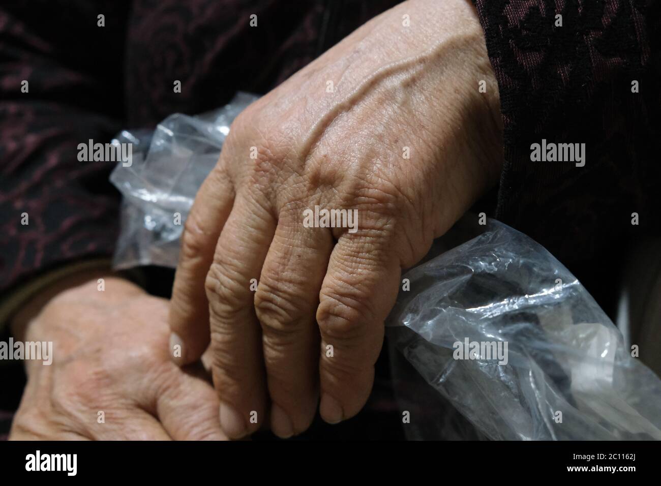 Hand of a elderly woman Stock Photo - Alamy