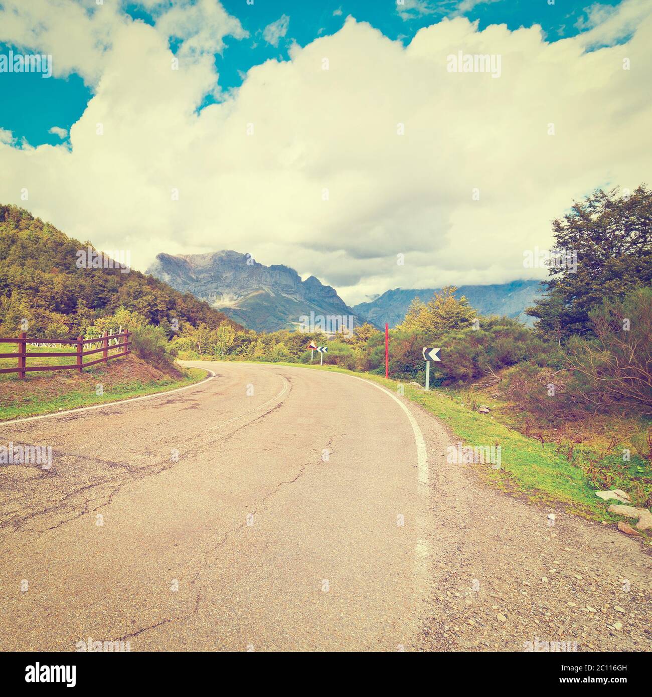 Peaks winding road hi-res stock photography and images - Alamy