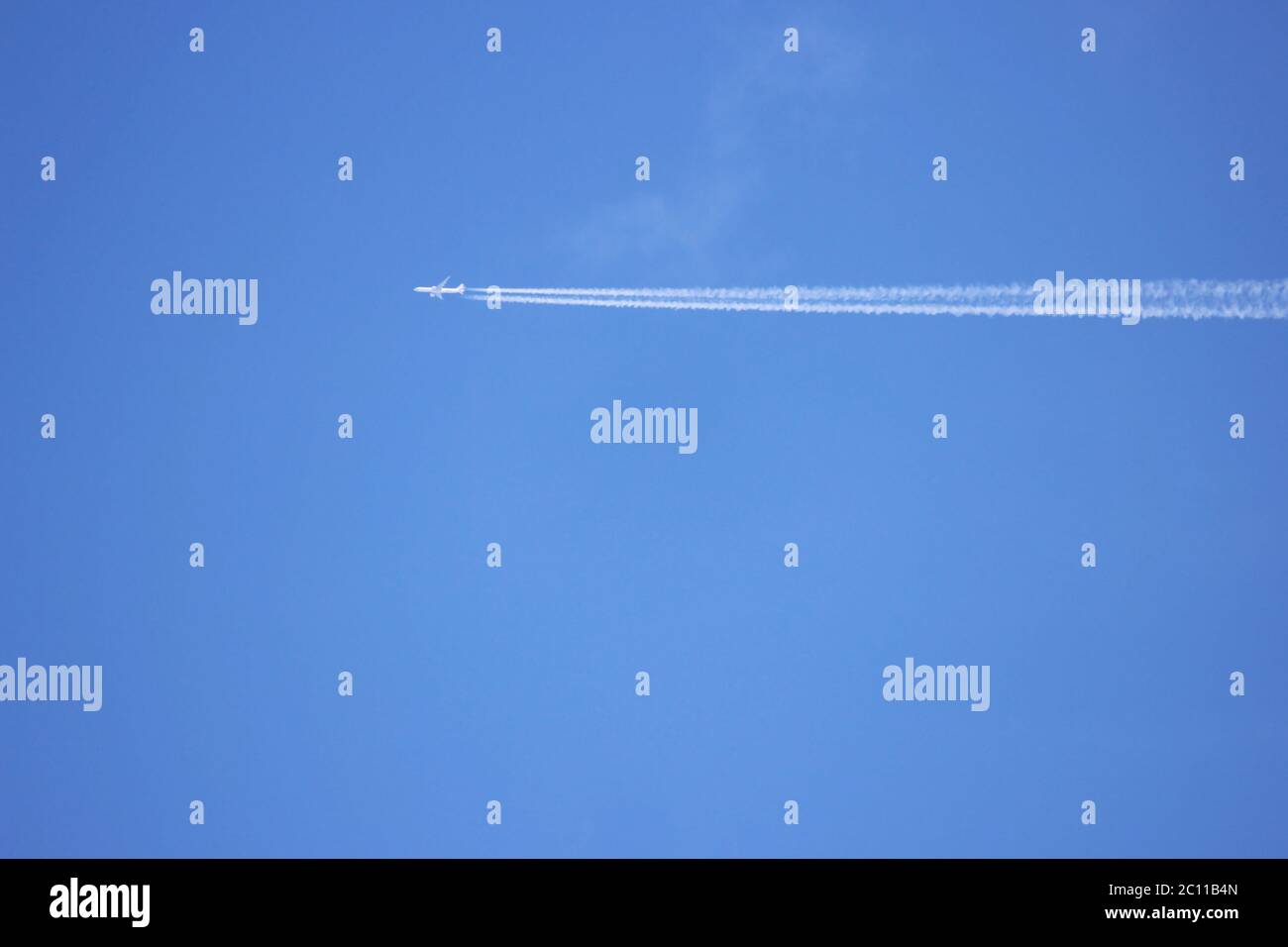White and blue aircraft hi-res stock photography and images - Alamy