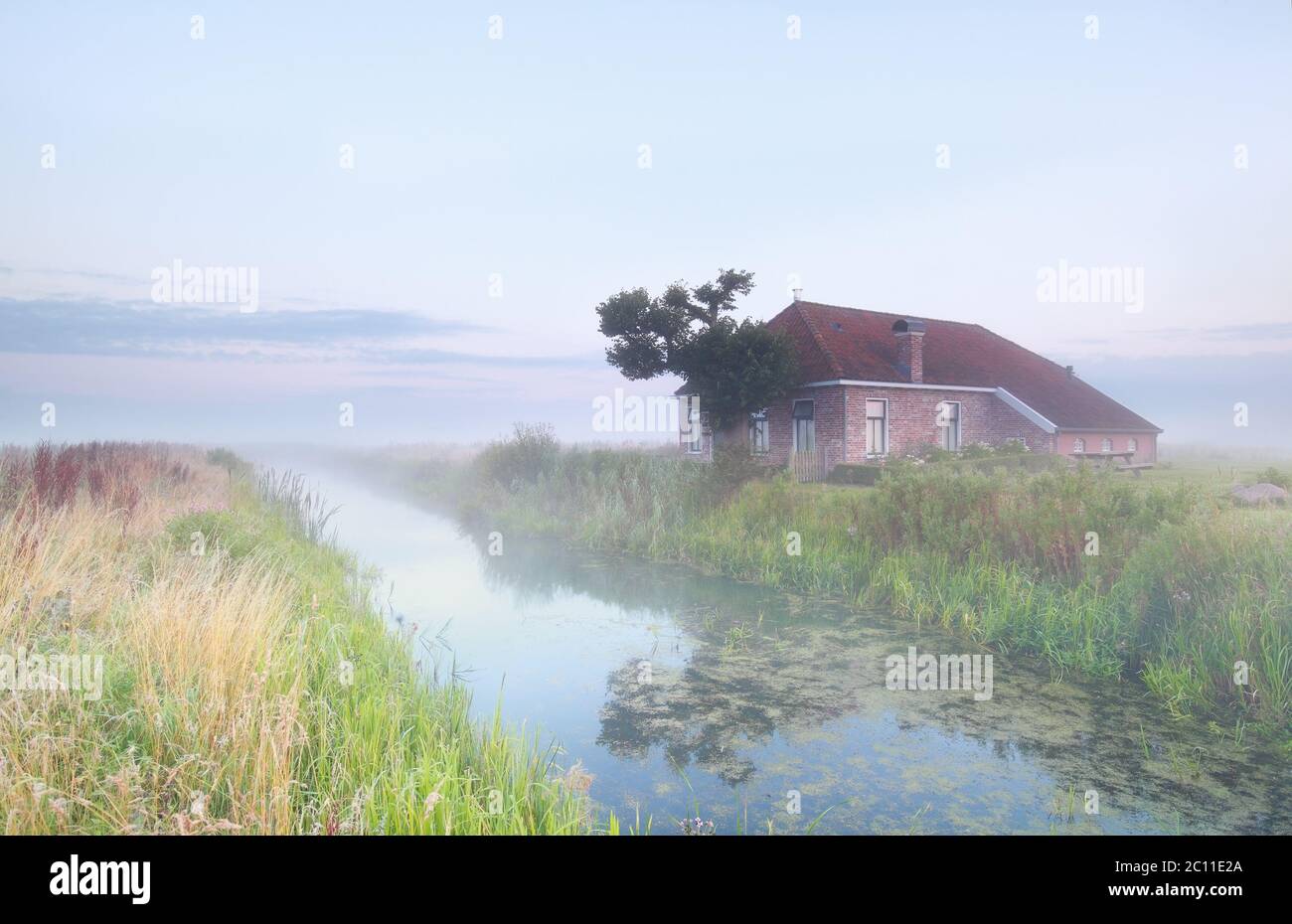Misty farm house hi-res stock photography and images - Alamy