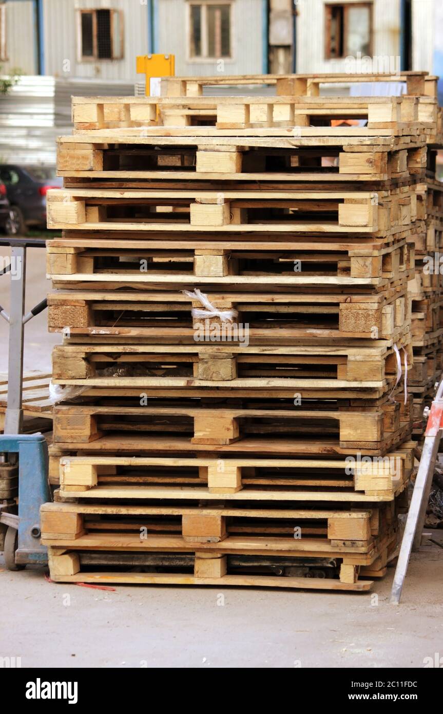 Pallets stacked hi-res stock photography and images - Alamy