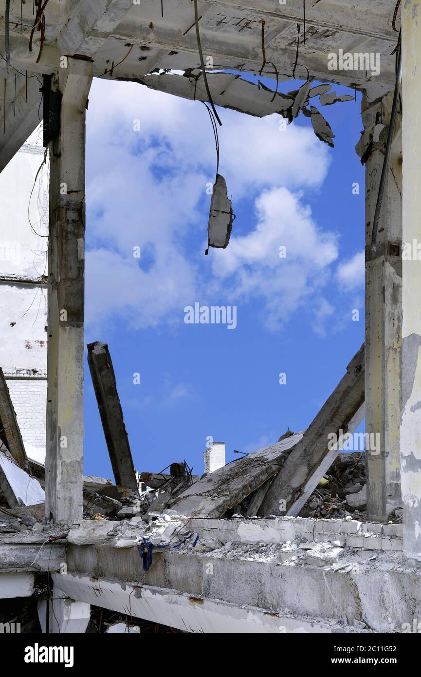 Destroyed building debris hi-res stock photography and images - Alamy