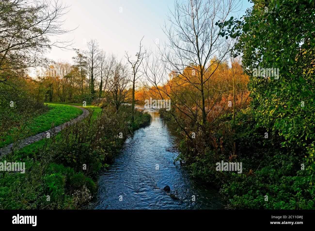 The autumn sunrise chases away the shadows over the River Leen Stock ...