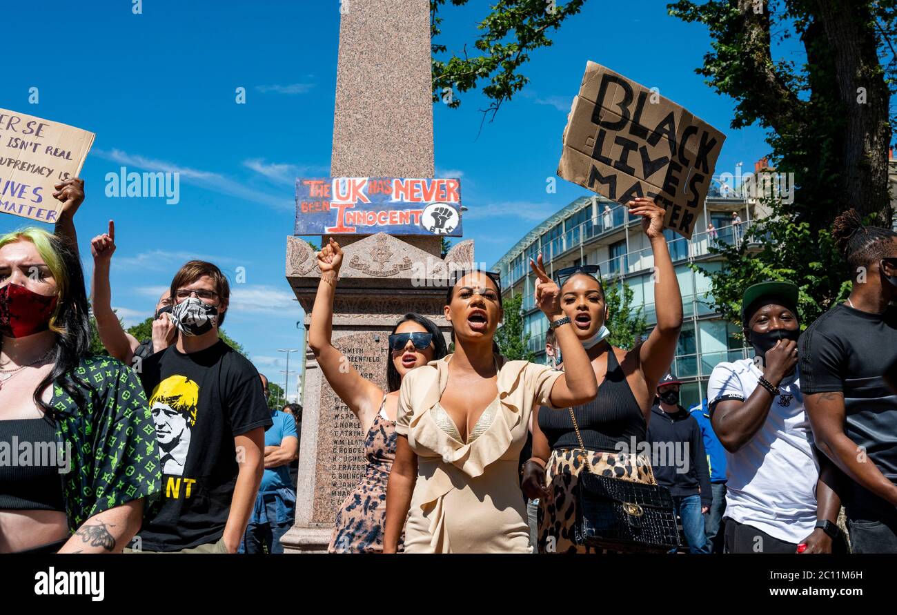 Protesters shouting at each other hi-res stock photography and images ...