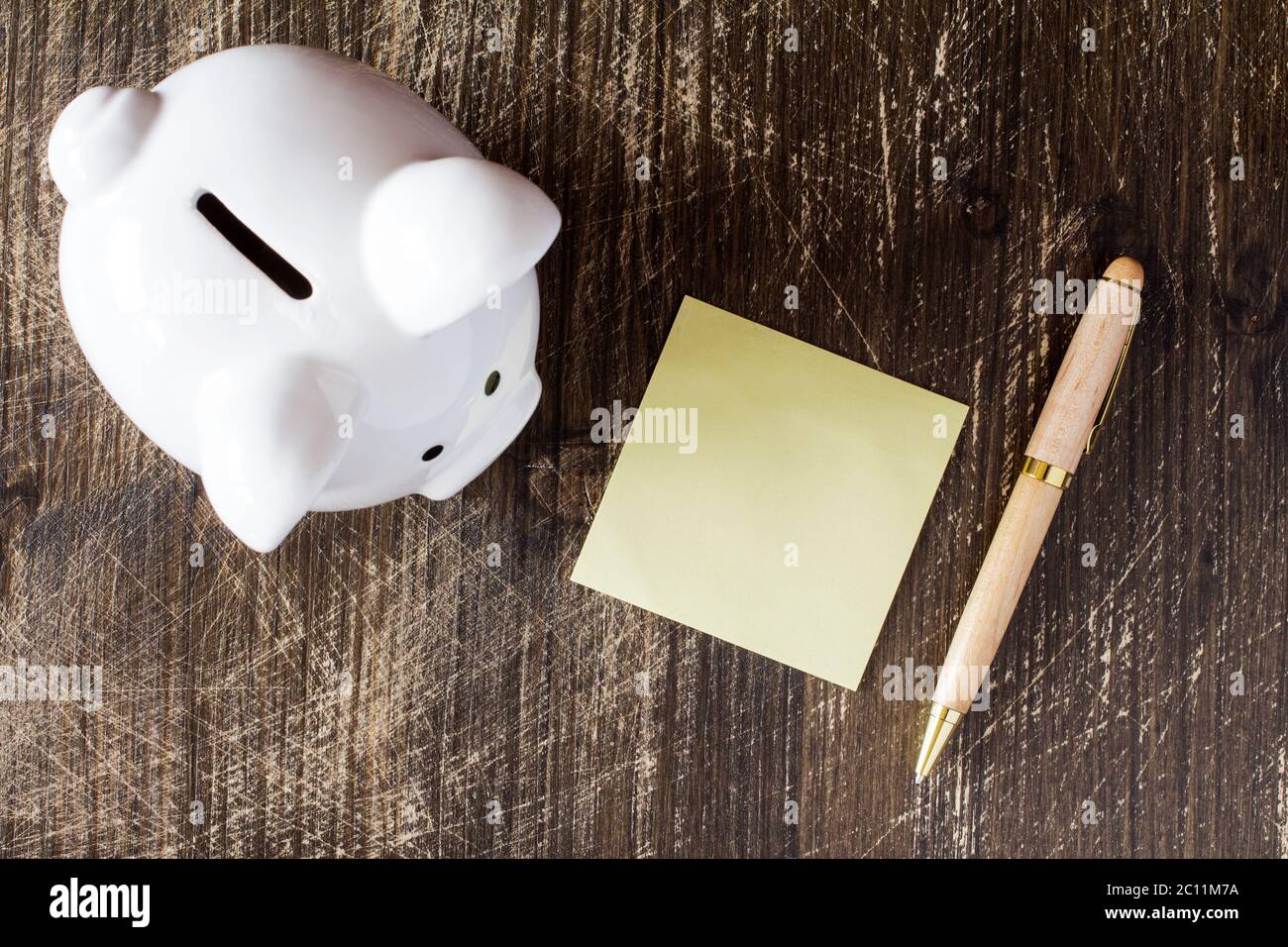 Piggy bank with blank sticky note Stock Photo - Alamy