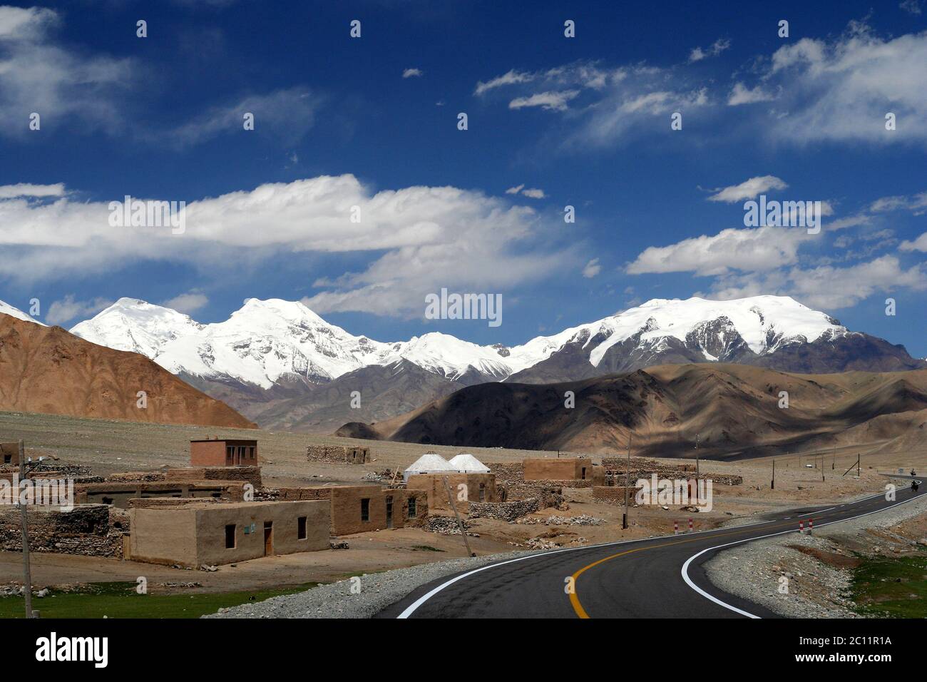 Karakorum Highway destroyed homes Stock Photo - Alamy