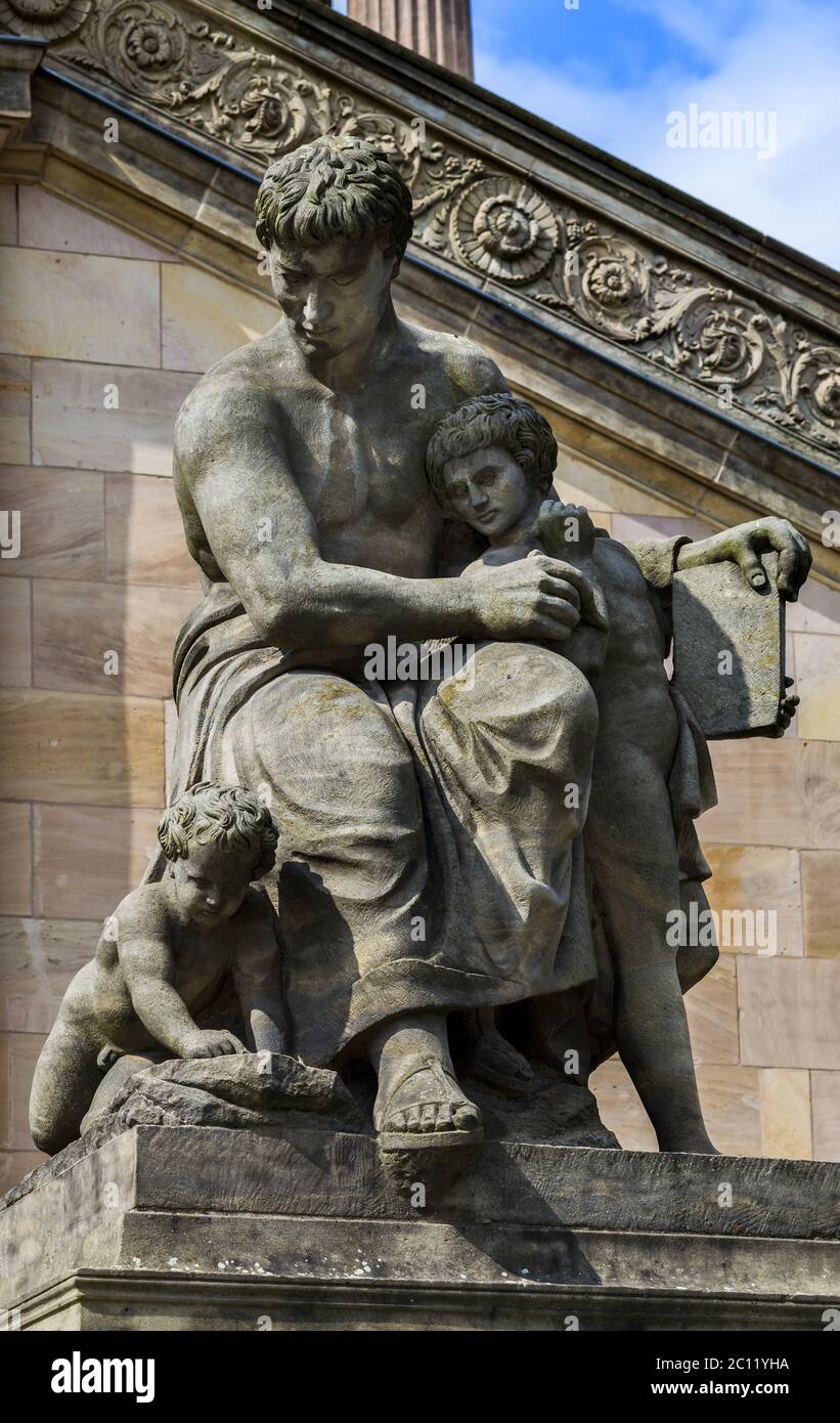 Statue in front national gallery hi-res stock photography and images ...