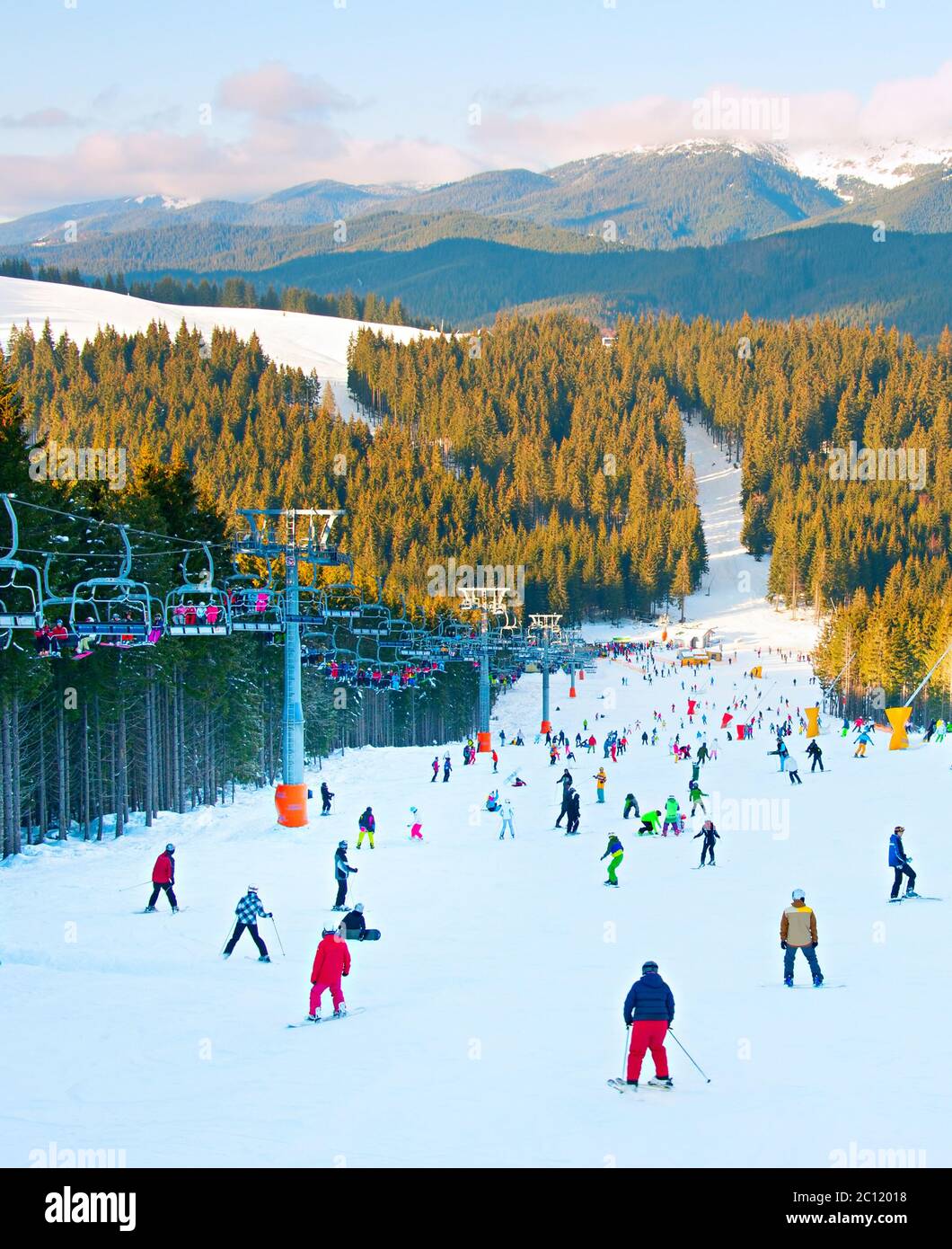 Crowded ski slope hi-res stock photography and images - Alamy