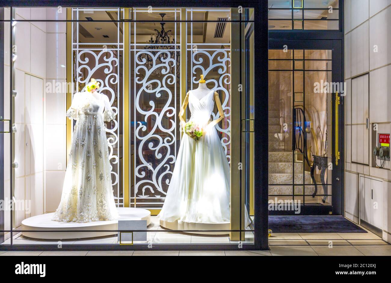 Bridal store window display hi-res stock photography and images - Alamy