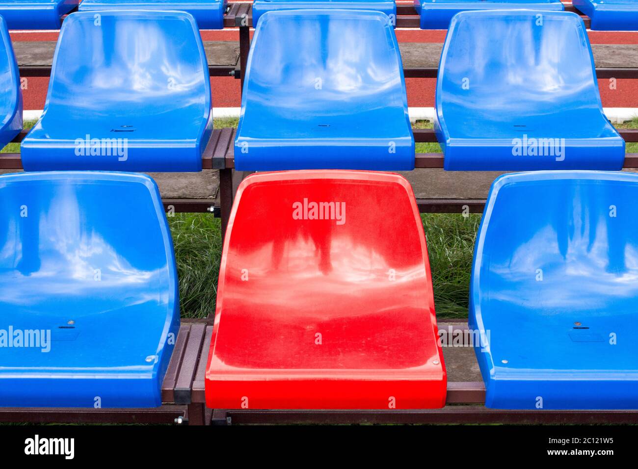Red grandstand seating hi-res stock photography and images - Alamy