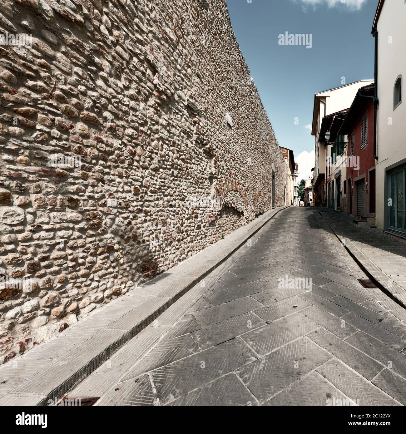 Narrow cobblestone alley black hi-res stock photography and images - Alamy