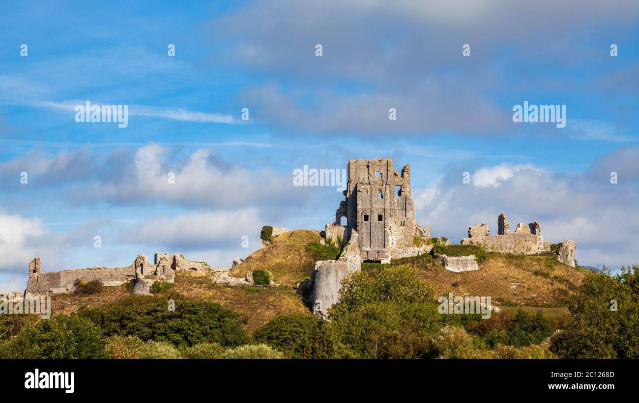 The ruins of Corfe Castle on the Isle of Purbeck, Dorset, England Stock ...